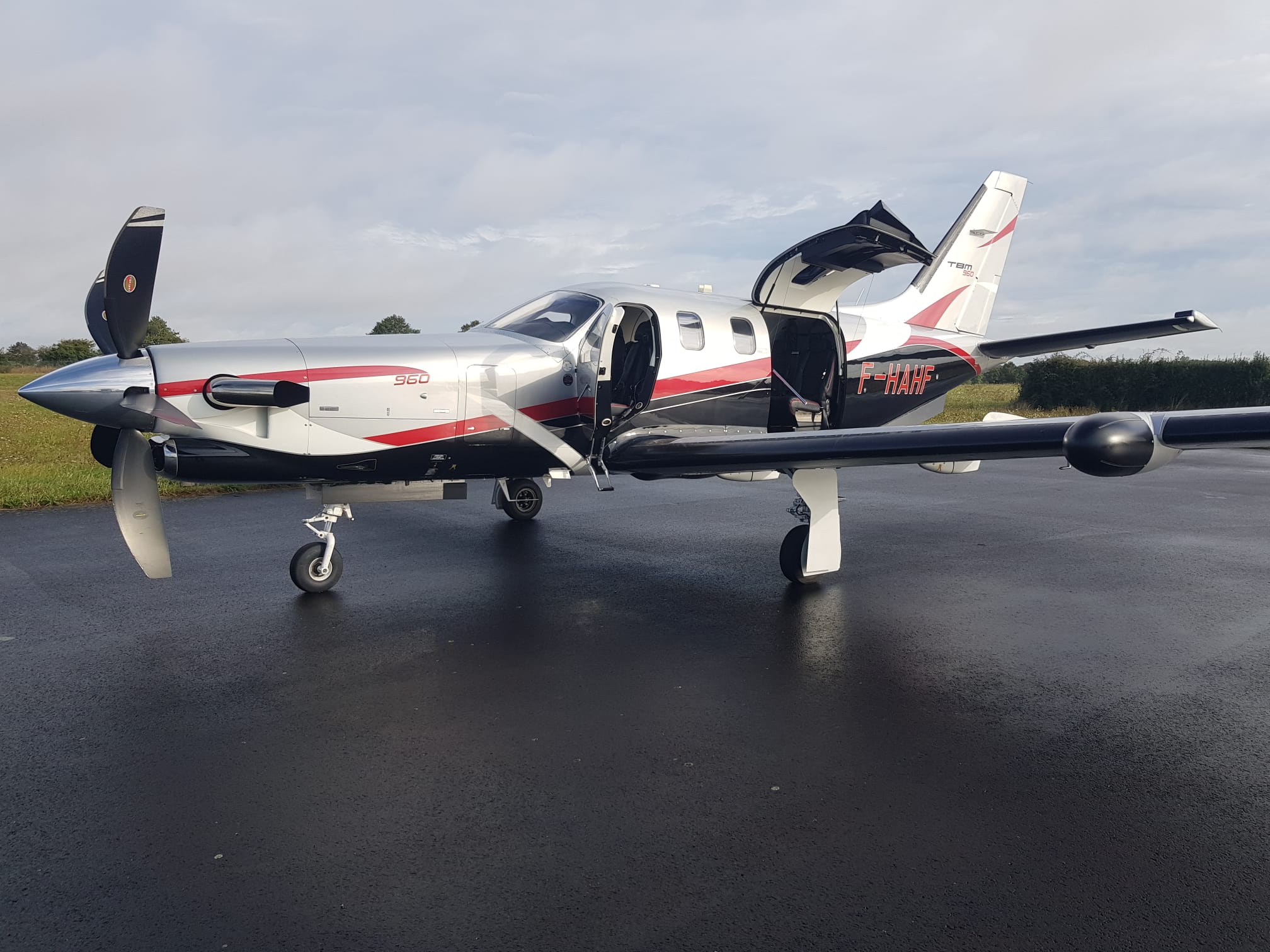 Un DAHER TBM 960 à Mauléon, un avion impressionnant. – Aéroclub du Bocage